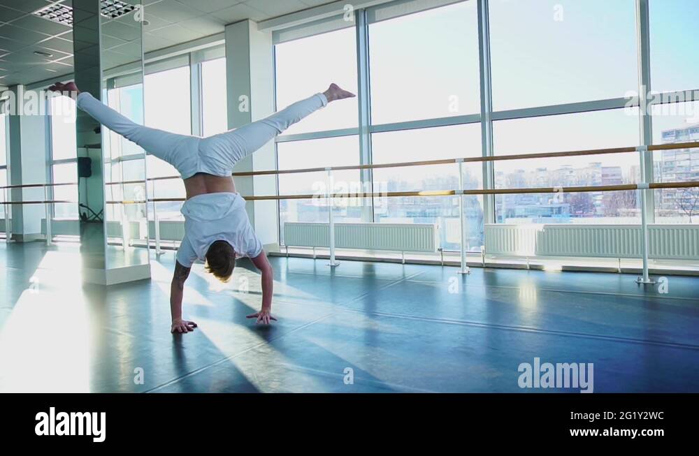 Legs spread out Stock Videos & Footage - HD and 4K Video Clips - Alamy