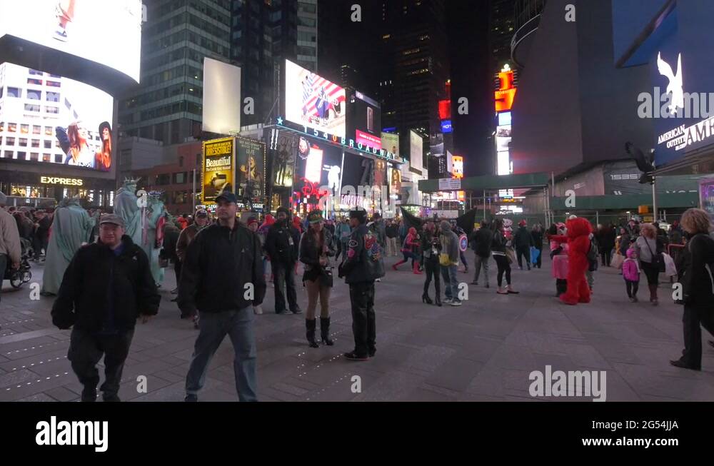 People and street performers in Times Square Stock Video Footage - Alamy