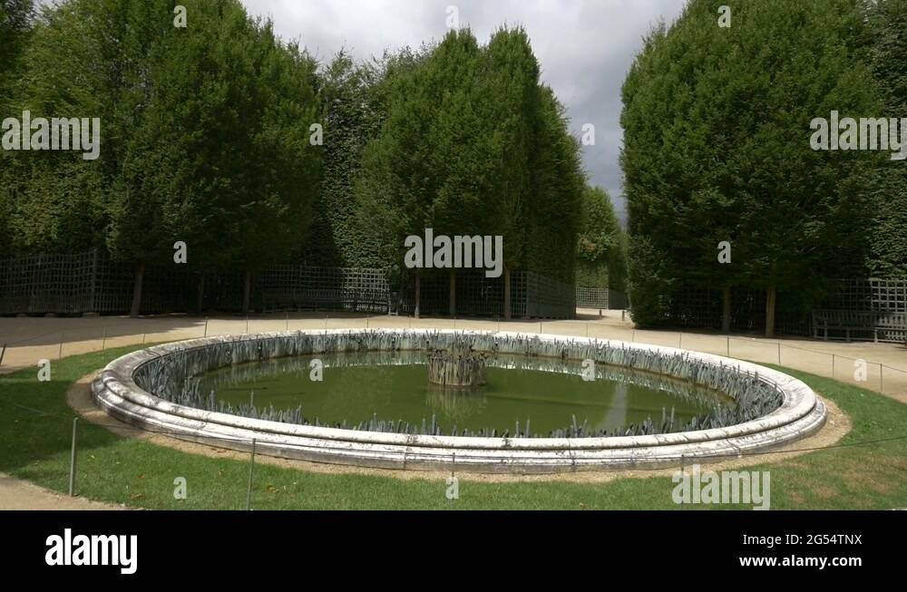 Circular fountain Stock Videos & Footage - HD and 4K Video Clips - Alamy