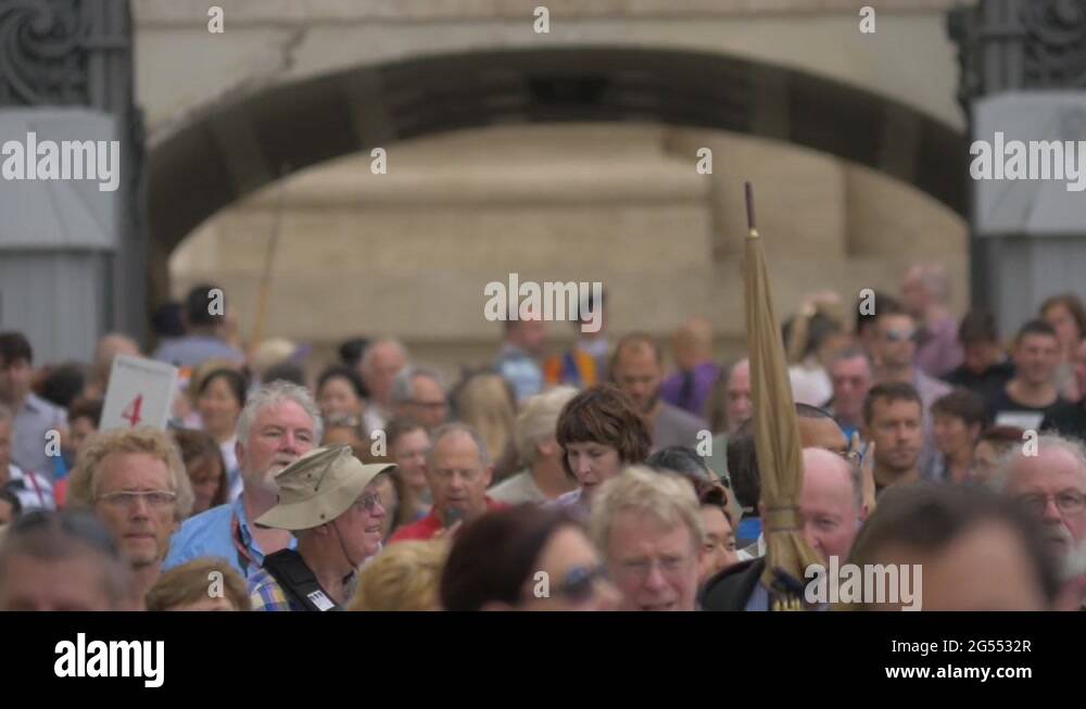 Crowded area Stock Videos & Footage - HD and 4K Video Clips - Alamy