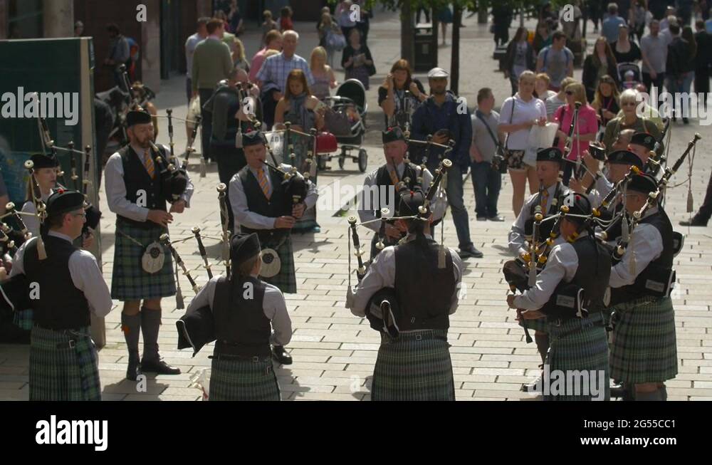 Tilt down of pipe band members in Glasgow Stock Video Footage - Alamy