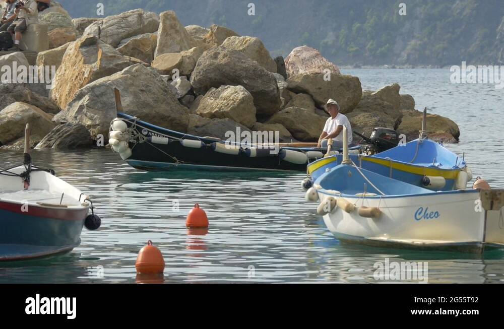 Boat reaching Stock Videos & Footage - HD and 4K Video Clips - Alamy