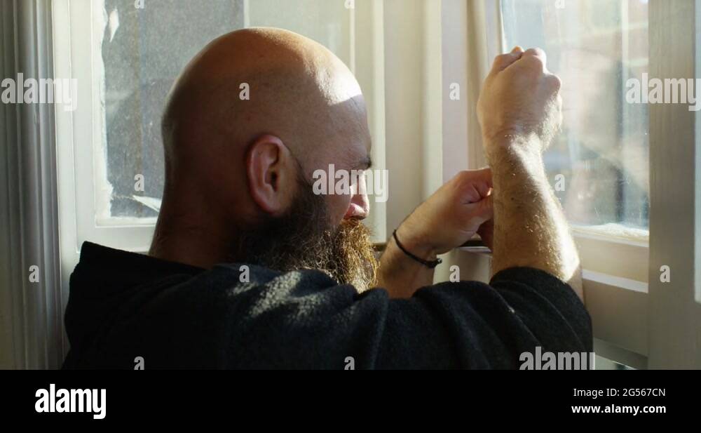 Fixing home windows Stock Videos & Footage - HD and 4K Video Clips - Alamy
