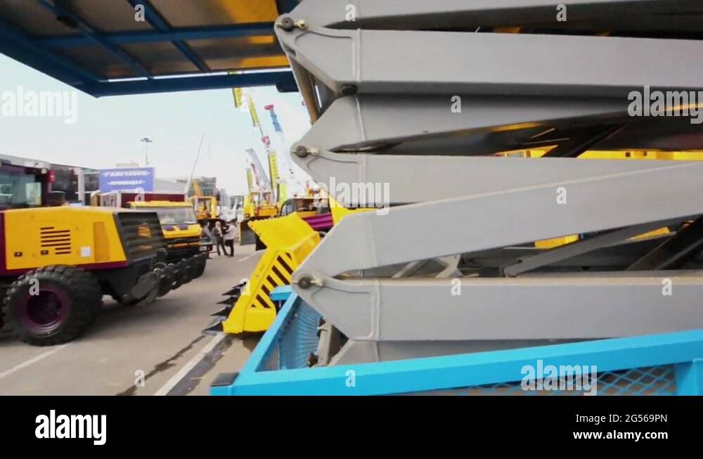 Folding mechanism Stock Videos & Footage - HD and 4K Video Clips - Alamy