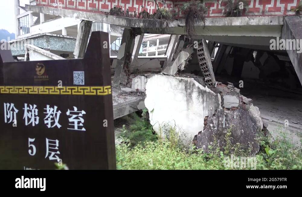 Earthquake road sign Stock Videos & Footage - HD and 4K Video Clips - Alamy