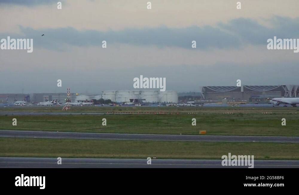 Accelerating aircraft Stock Videos & Footage - HD and 4K Video Clips ...