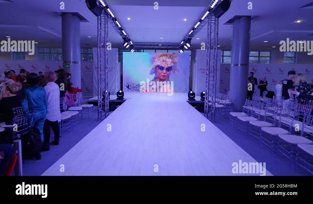 British fashion designer catwalk Stock Videos & Footage - HD and 4K ...