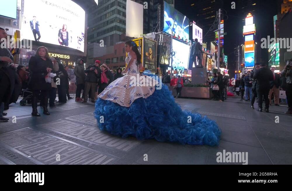 Fashion model posing in Times Square Stock Video Footage - Alamy