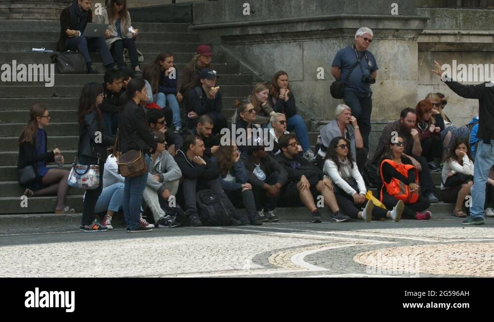 Group tourists guide Stock Videos & Footage - HD and 4K Video Clips - Alamy