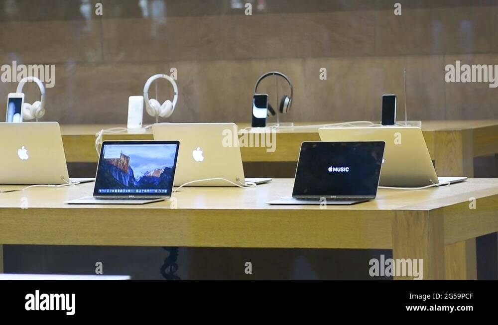 Macbook pro laptops Stock Videos & Footage - HD and 4K Video Clips - Alamy