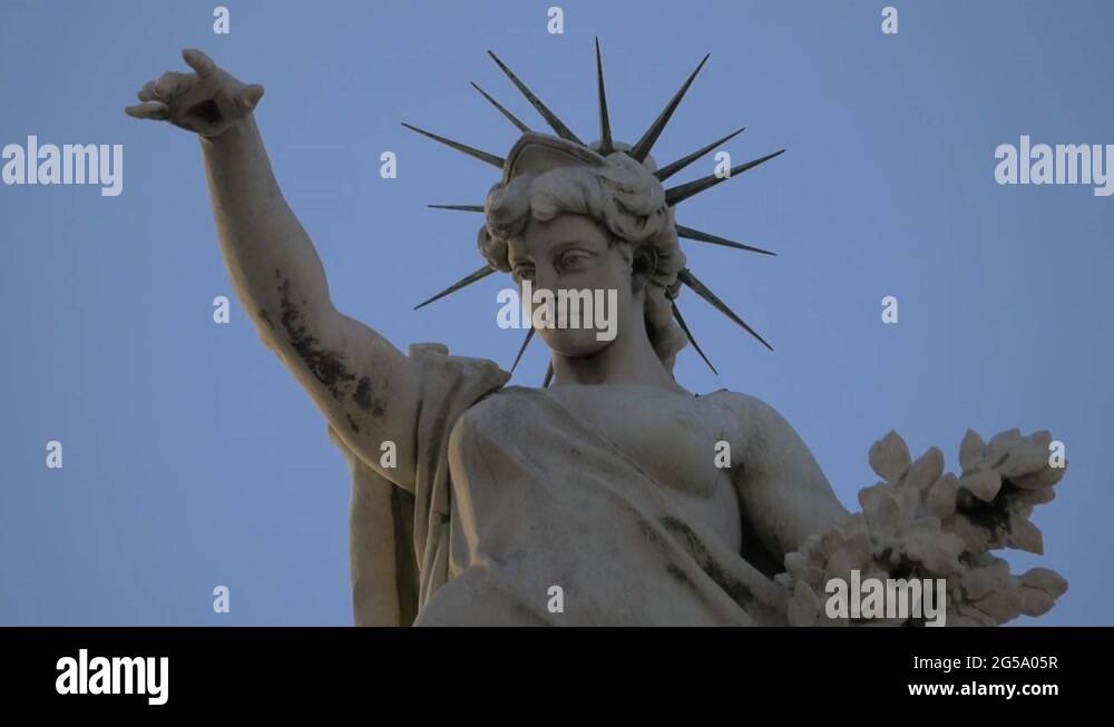 Statue crown Stock Videos & Footage - HD and 4K Video Clips - Alamy