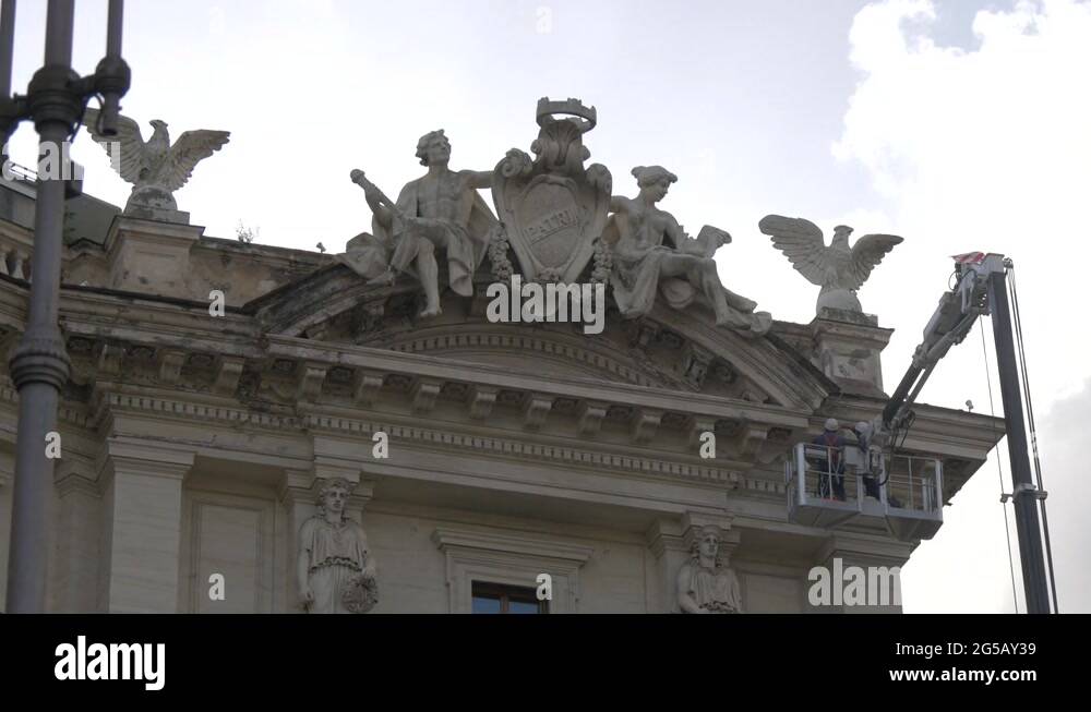 Working statues Stock Videos & Footage - HD and 4K Video Clips - Alamy