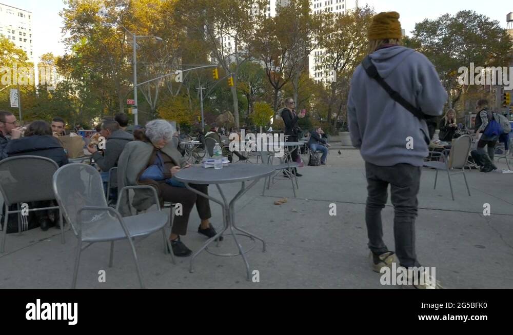 People sitting down and eating on Fifth Avenue Stock Video Footage - Alamy