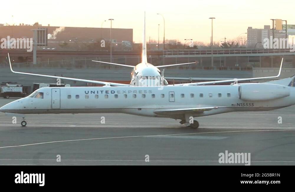 Boeing embraer Stock Videos & Footage - HD and 4K Video Clips - Alamy
