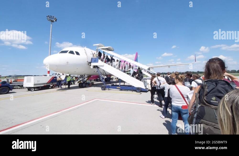 Airplane loading passengers on Stock Videos & Footage - HD and 4K Video ...