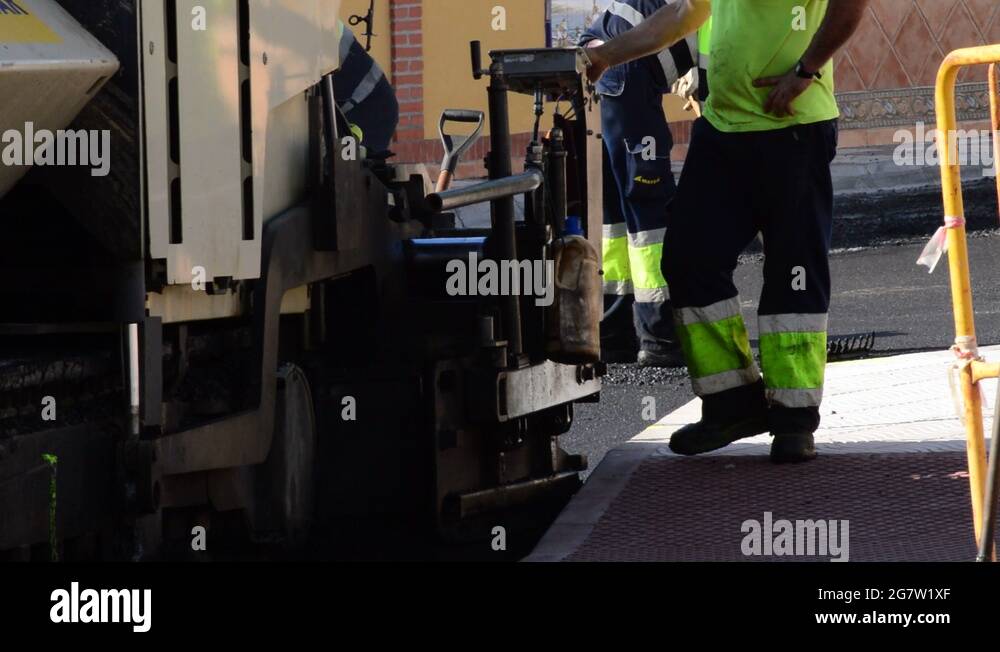 Tar workers Stock Videos & Footage - HD and 4K Video Clips - Alamy
