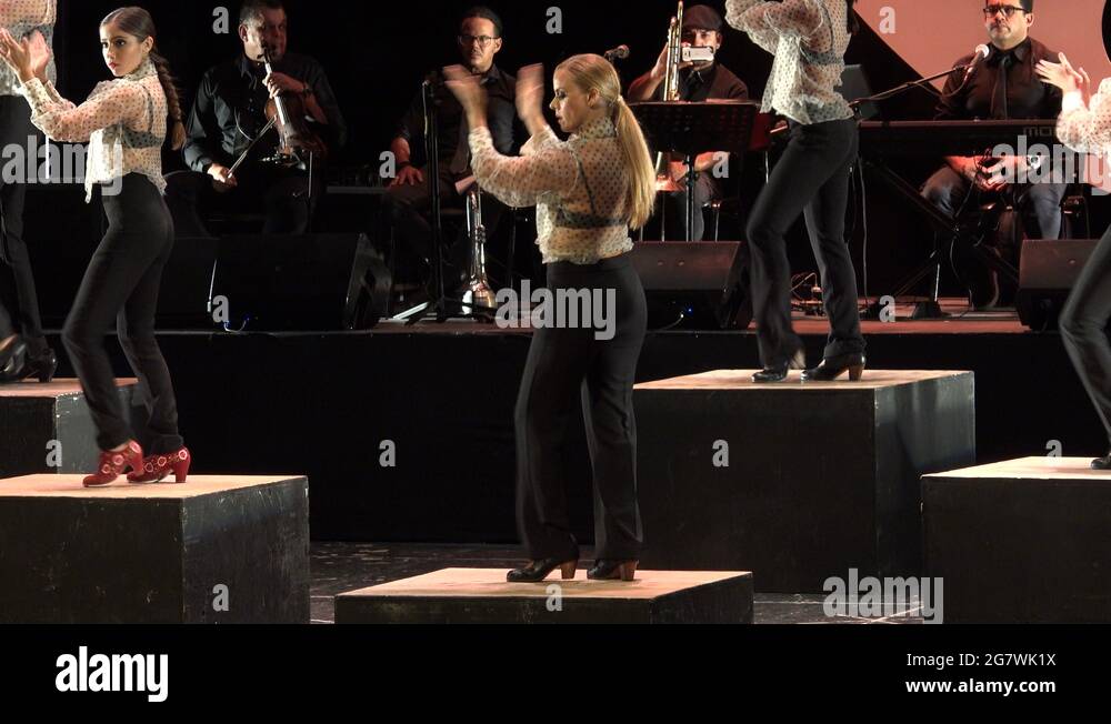 Black women clapping Stock Videos & Footage - HD and 4K Video Clips - Alamy
