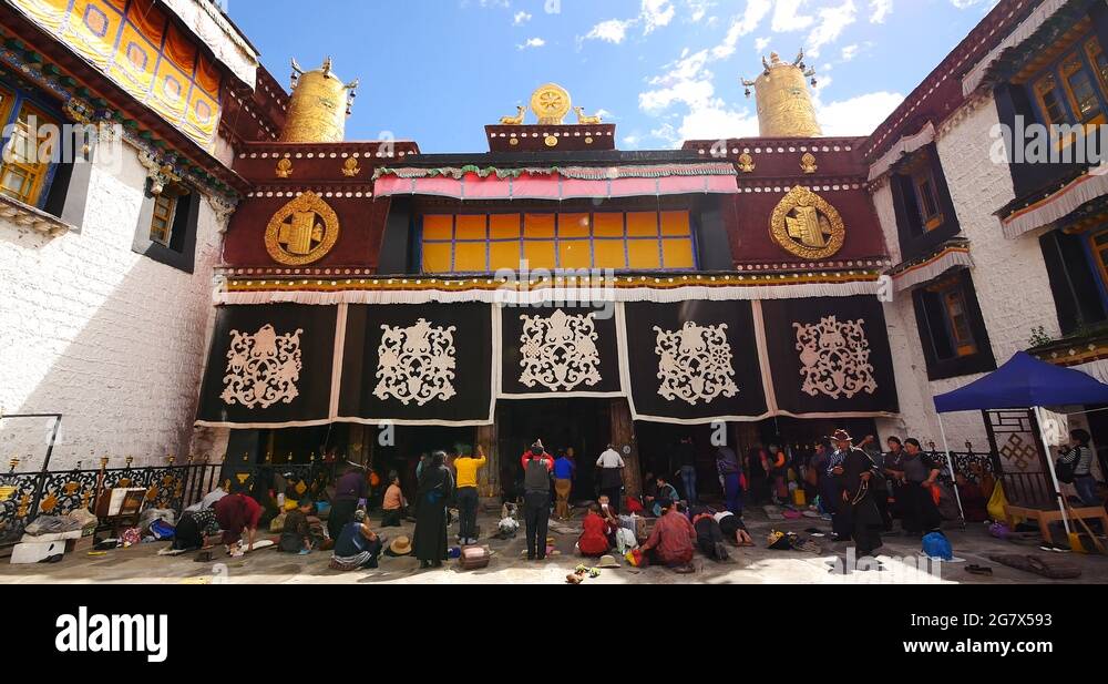 4k Pilgrams Praying In Front Of The Jokhang Temple In Lhasa,Tibet Stock ...