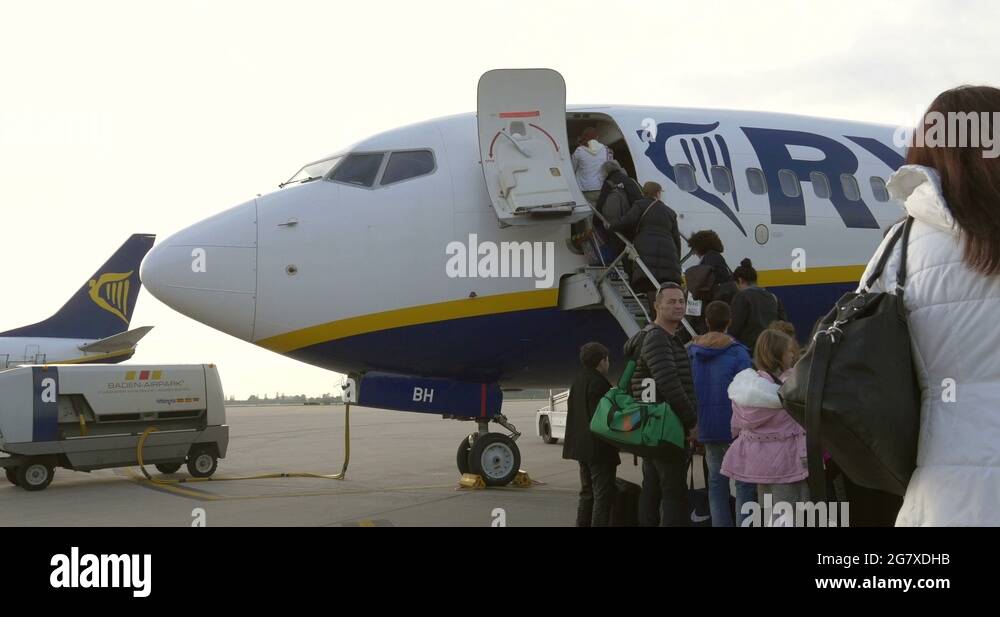 Easy jet boarding Stock Videos & Footage - HD and 4K Video Clips - Alamy
