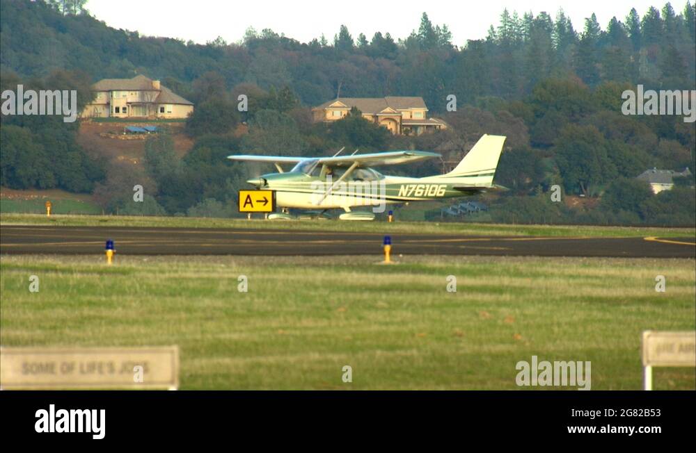 Cessna 172 Skyhawk Aircraft Take Off Stock Video Footage - Alamy