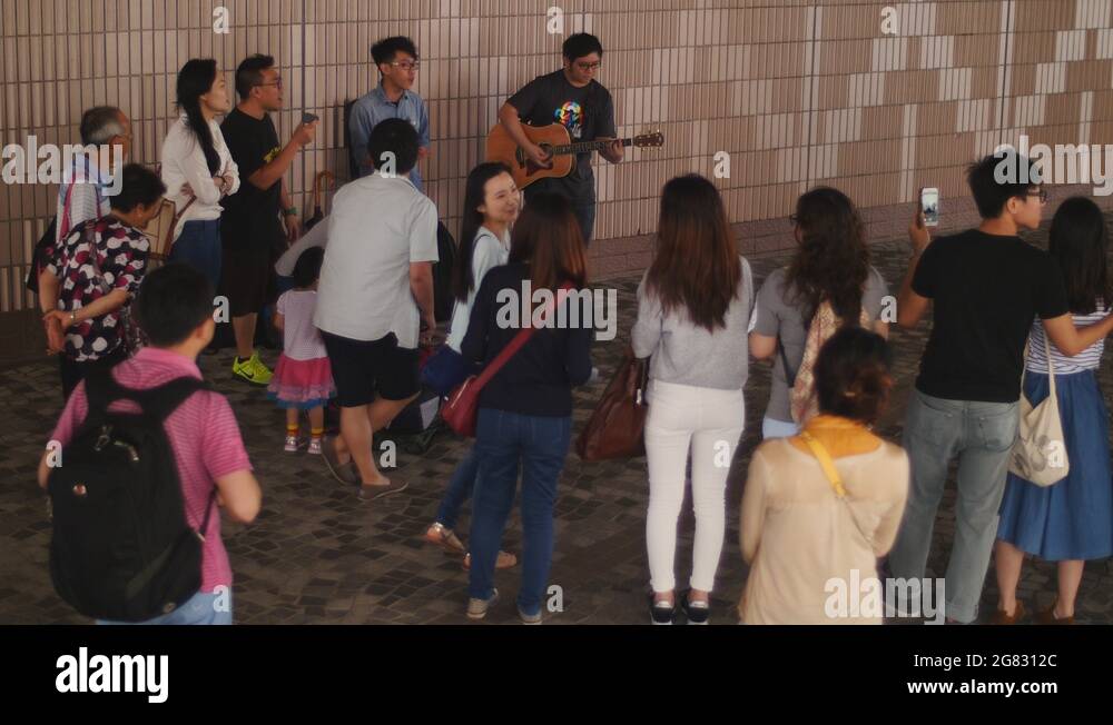 Buskers crowd Stock Videos & Footage - HD and 4K Video Clips - Alamy