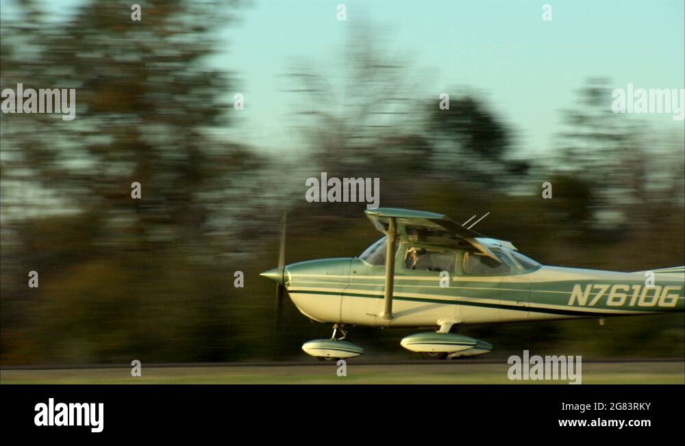 Cessna 172 Skyhawk Aircraft Touch and Go Stock Video Footage - Alamy