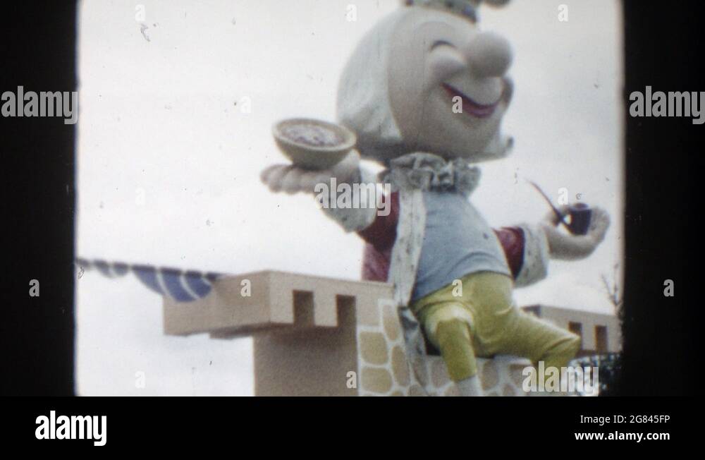 Big puppets Stock Videos & Footage - HD and 4K Video Clips - Alamy