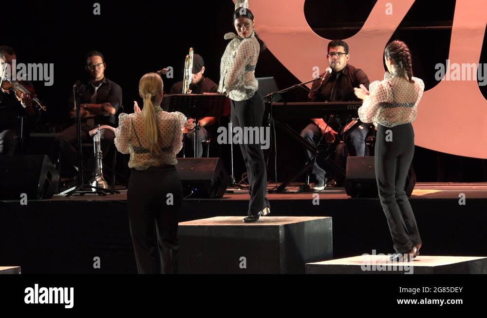 Singers performance Stock Videos & Footage - HD and 4K Video Clips - Alamy