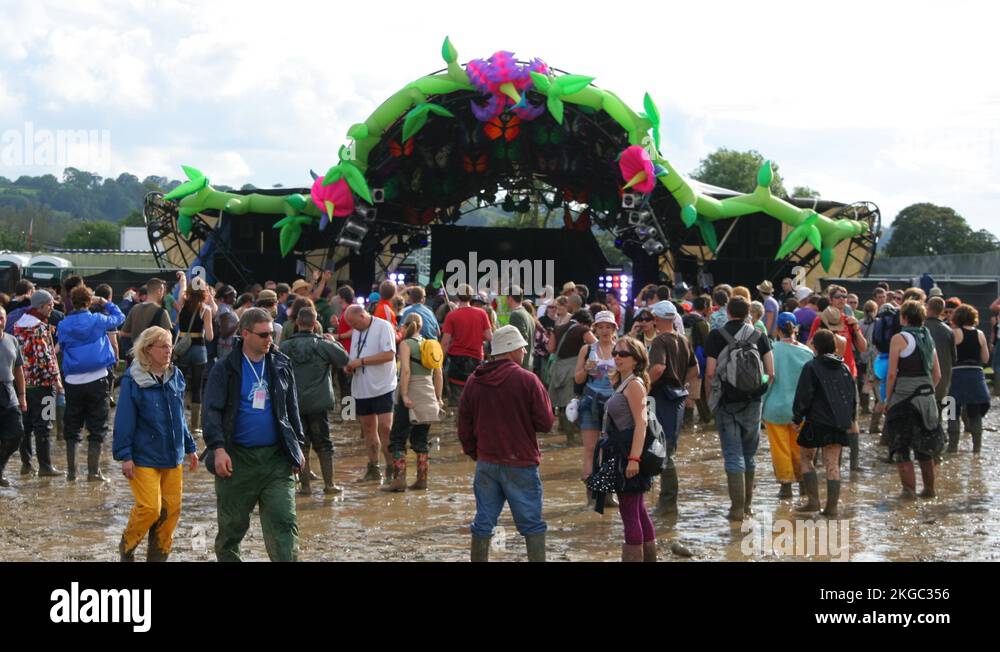 glastonbury festival mud music event crowd Stock Video Footage - Alamy