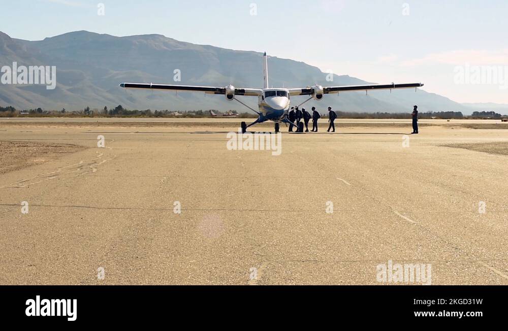 Aircraft on runway Stock Videos & Footage - HD and 4K Video Clips - Alamy