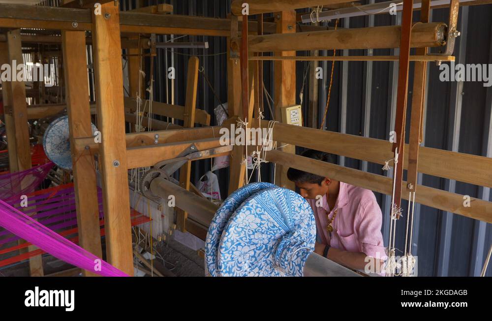 Saree weaving Stock Videos & Footage - HD and 4K Video Clips - Alamy