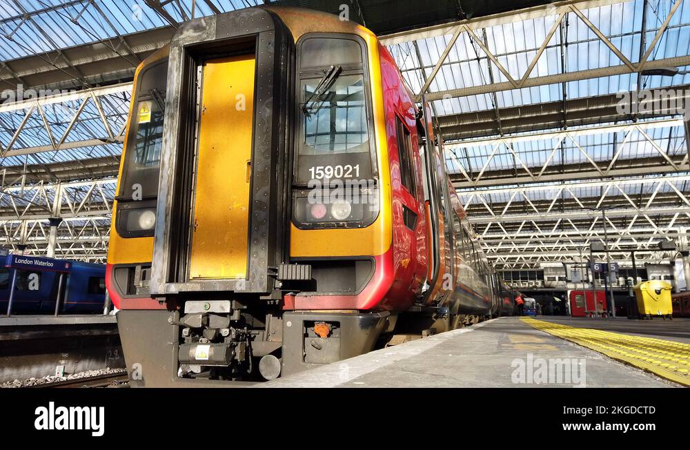 Crowded commuter train uk Stock Videos & Footage - HD and 4K Video ...