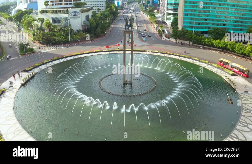 Fountain on the Hotel Indonesia Roundabout pond Stock Video Footage - Alamy