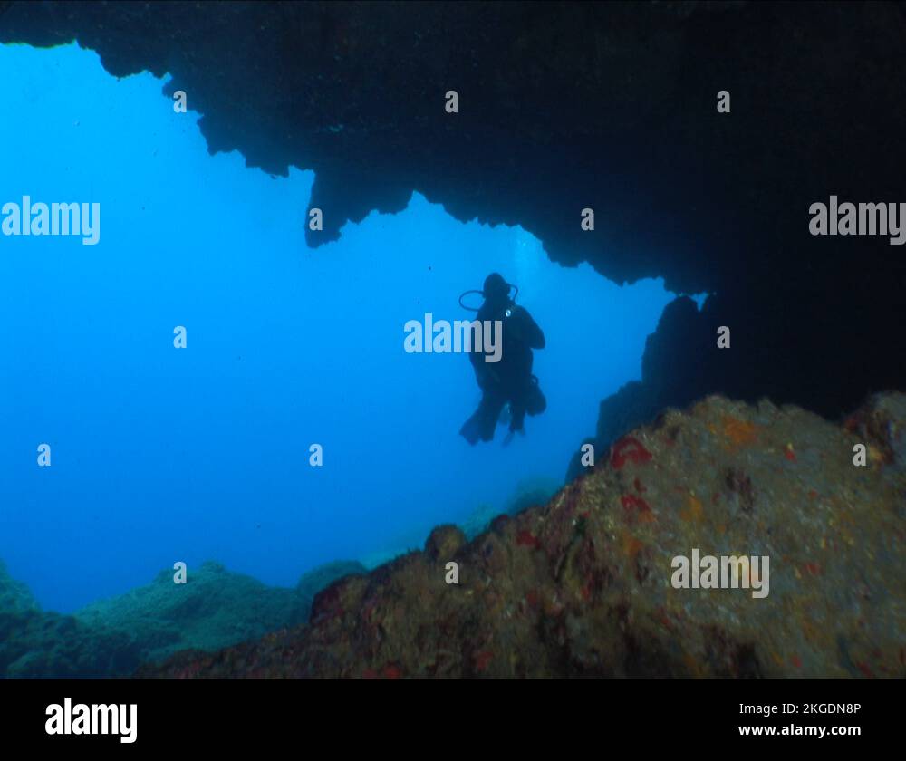 cave diving underwater scuba divers exploring caverns tunnels cave dive ...