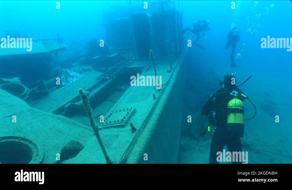 scuba divers exploring ship wreck underwater shipwreck fish Stock Video ...