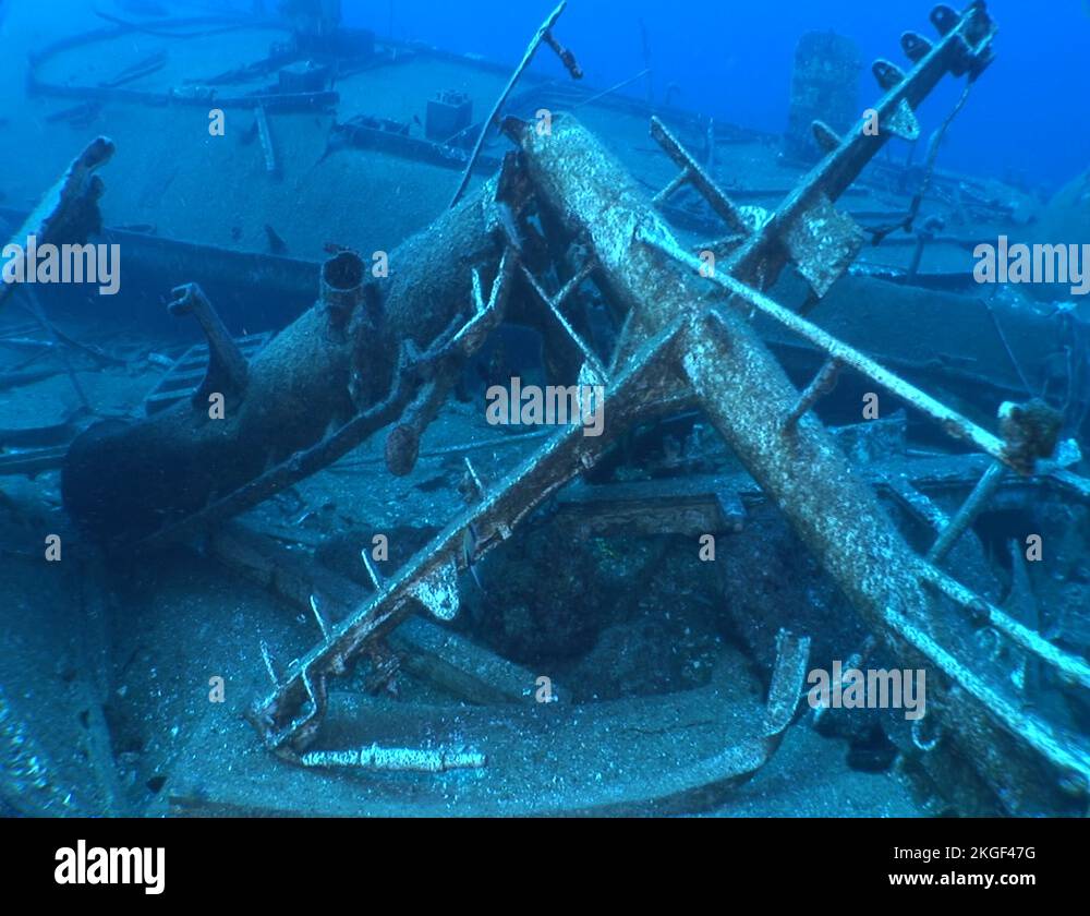 ship wreck underwater fish around sea bed shipwreck on sea floor Stock ...