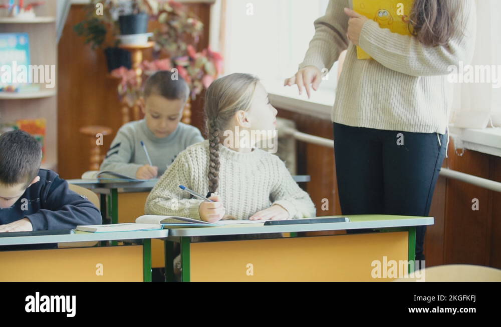 Grade students teacher group discussion Stock Videos & Footage - HD and ...