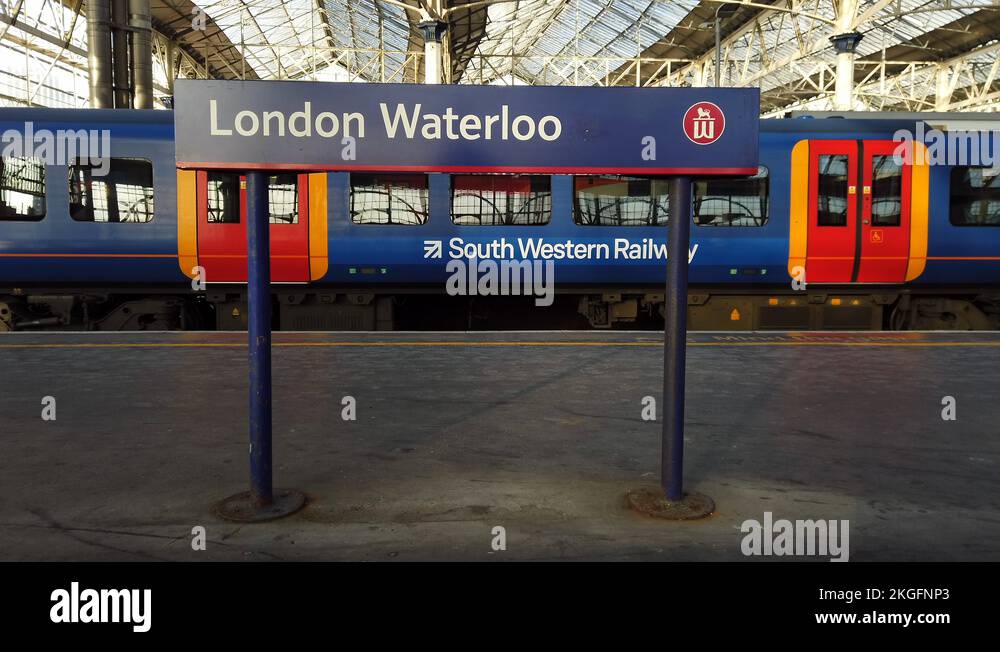 Crowded rail platform uk Stock Videos & Footage - HD and 4K Video Clips ...