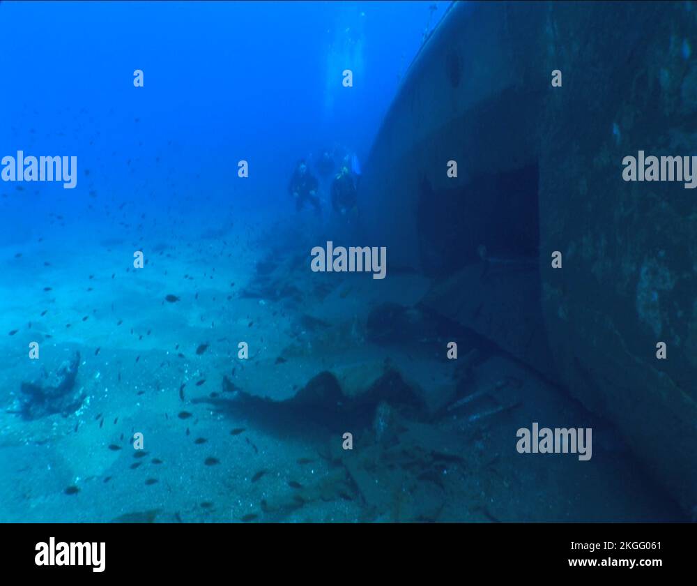 scuba divers exploring ship wreck underwater Stock Video Footage - Alamy