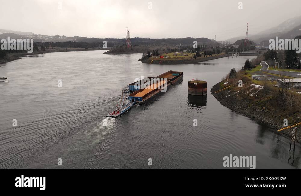 Grain Filled Barge Pushing Up the Columbia River to Bonneville Stock ...