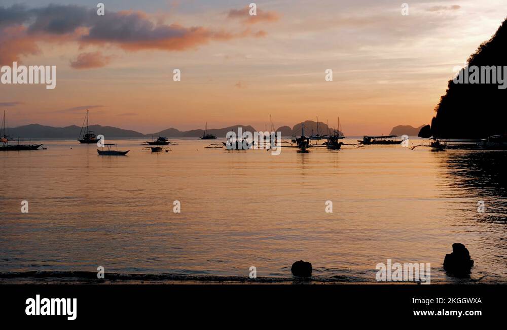 Traditional philippine boat bangka at sunset time. Beautiful sunset ...