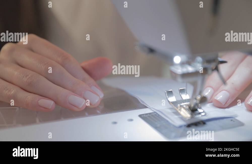 Video of work of the master seamstress on the automatic sewing machine ...