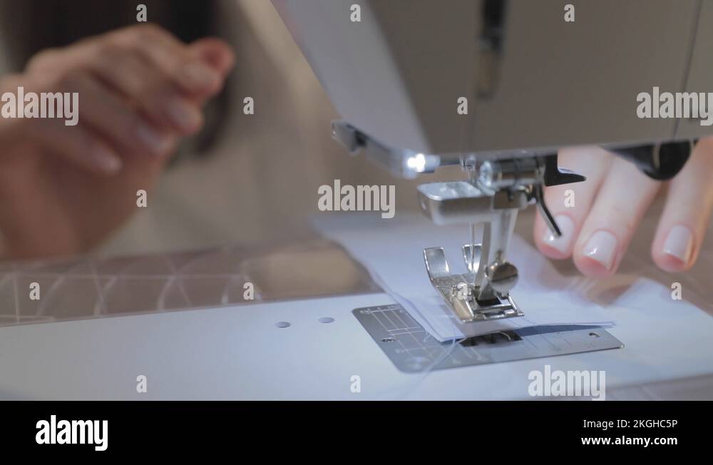 Video of work of the master seamstress on the automatic sewing machine ...
