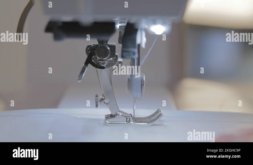 Video of work of the master seamstress on the automatic sewing machine ...