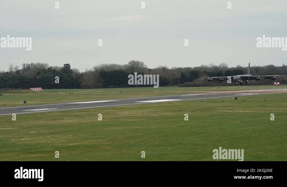 Raf aeroplane landing Stock Videos & Footage - HD and 4K Video Clips - Alamy
