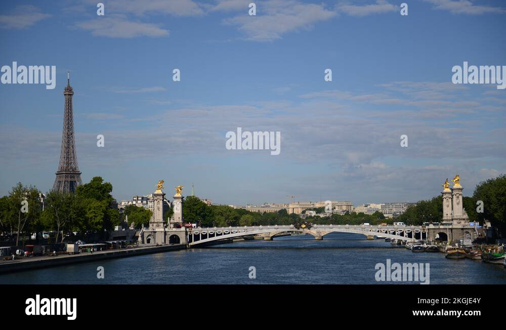 8K Time Lapse of Paris Skyline Eiffel Tower Sightseeing and Cars ...