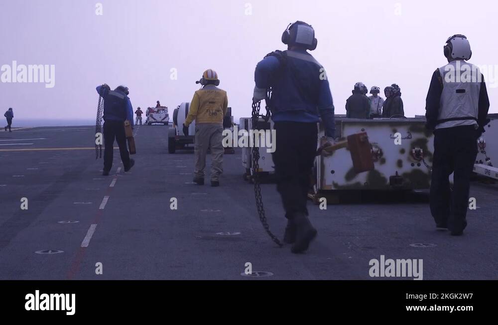 Aircraft handlers Stock Videos & Footage - HD and 4K Video Clips - Alamy