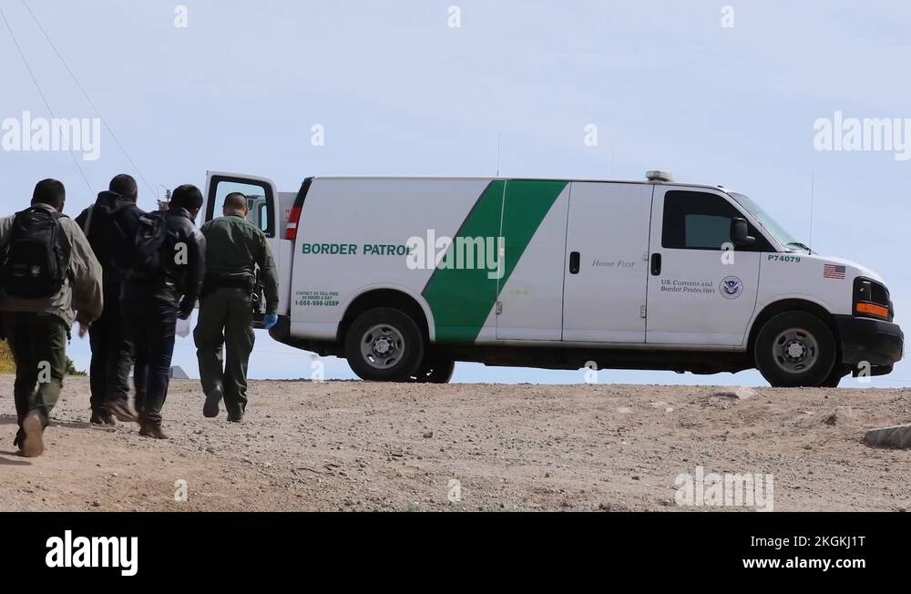 Border patrol agents escort migrants arriving from Mexico to border ...