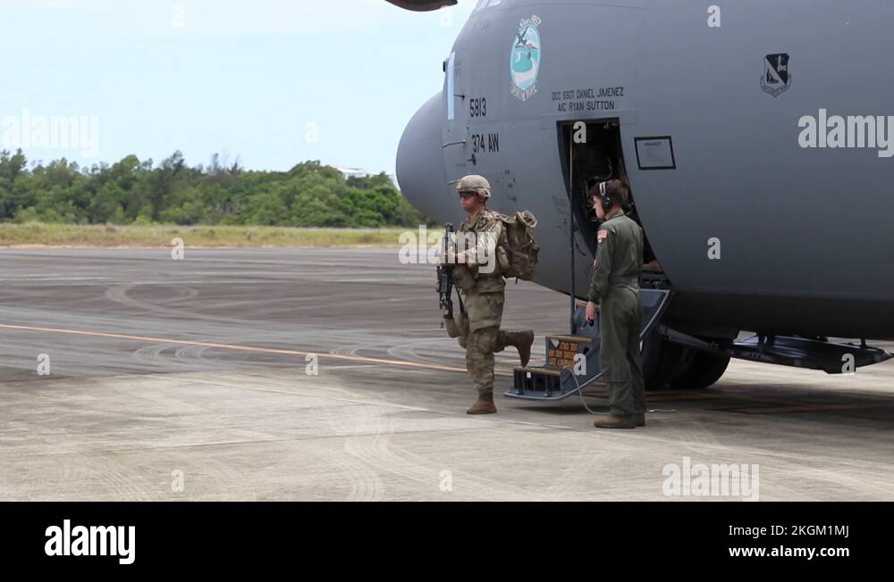 U.S. Army soldiers disembark C-130 Hercules Stock Video Footage - Alamy