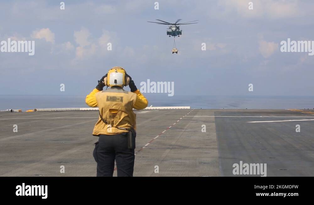 Sikorsky CH-53E arrives airlifting a humvee Stock Video Footage - Alamy
